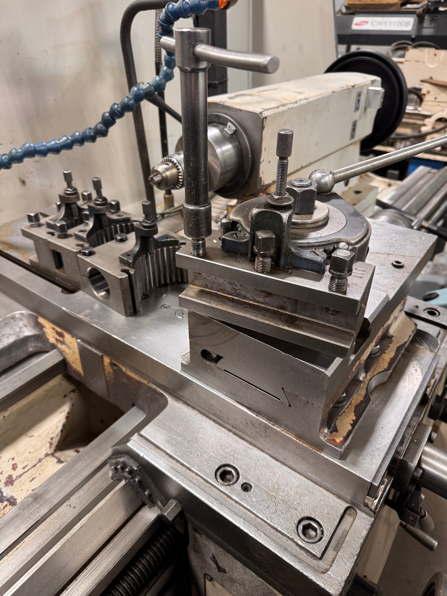 TUR 560 Manual Lathe – 24" Swing, 72" Centers, 16" Chuck | Stan Canada