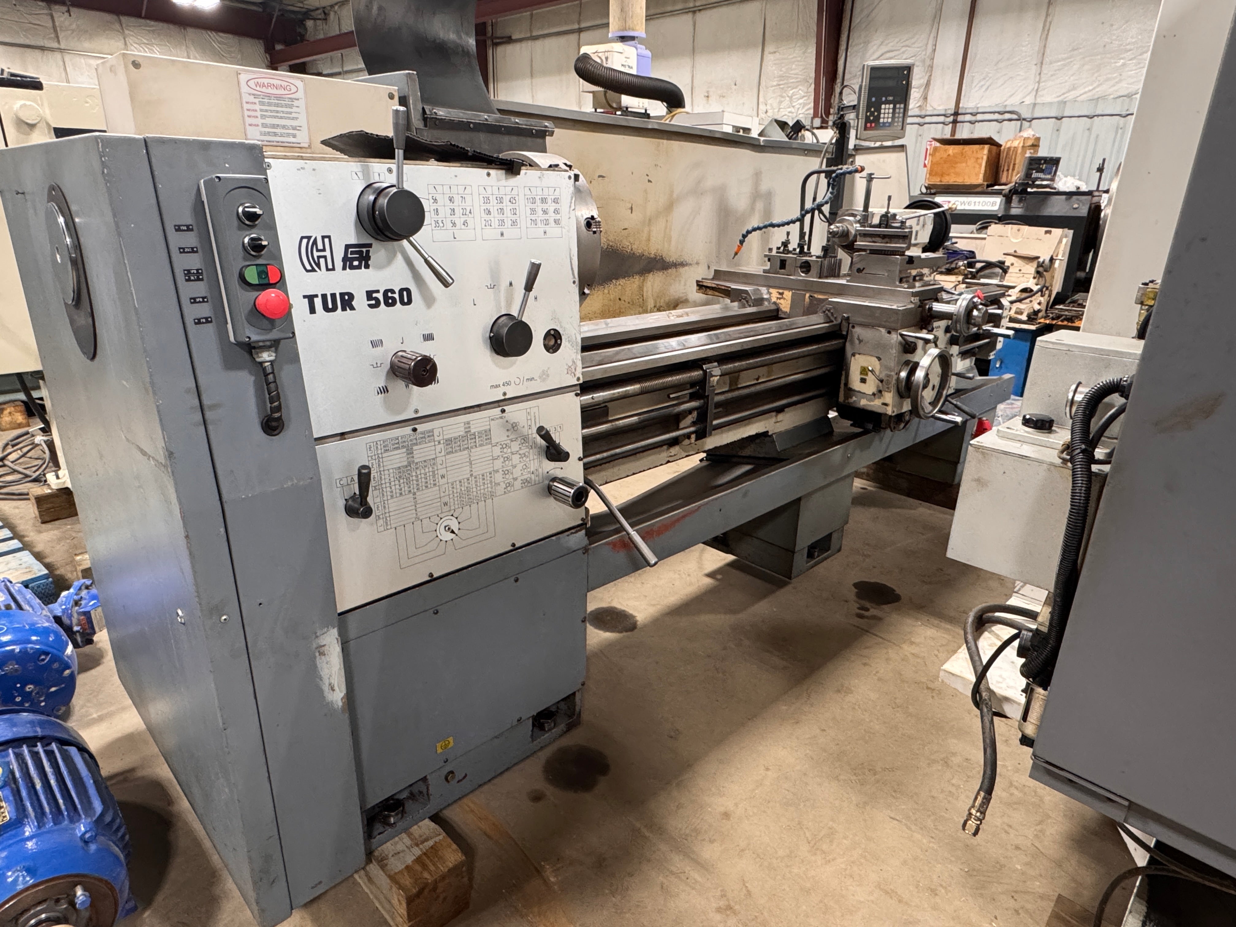 TUR 560 Manual Lathe – 24" Swing, 72" Centers, 16" Chuck | Stan Canada