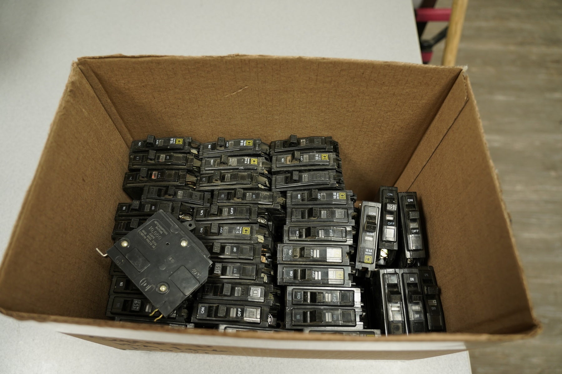 Square D - 15A 1 Pole (Bolt On) Circuit Breakers – Stan Canada